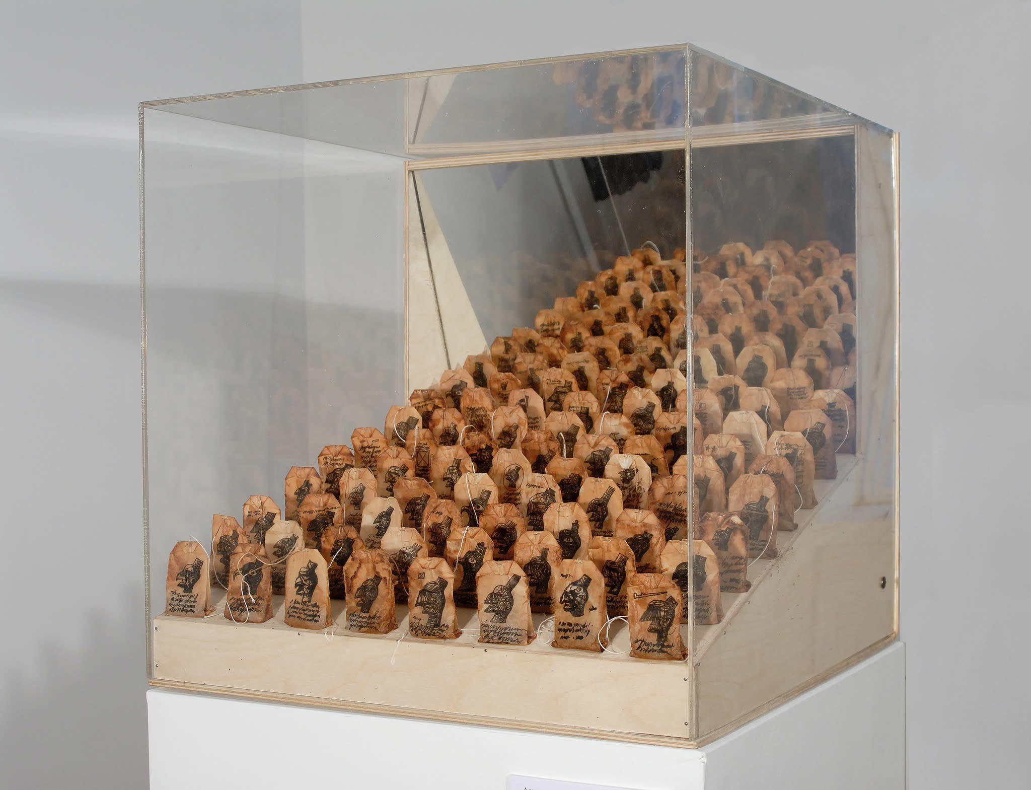 Александр Бродский, Без названия (72 чайных пакетика)